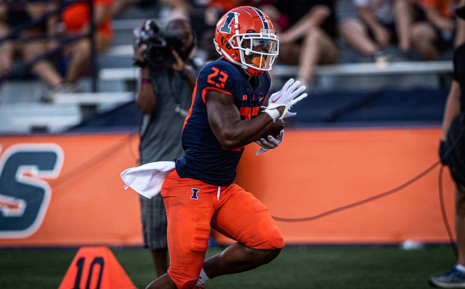 Brown’s three touchdowns lead Illini over Wyoming in football opener ...