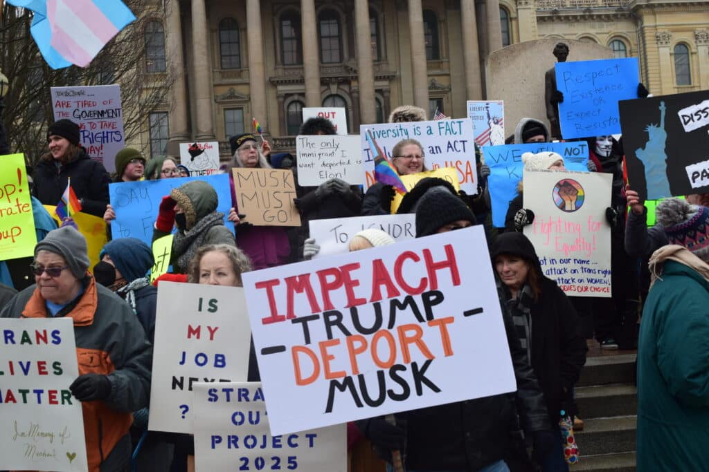 Protestors gather outside Illinois Capitol, call for Trump’s ...